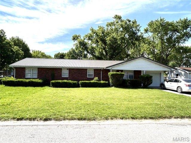 13 Independence Dr, Belleville, IL 62226
