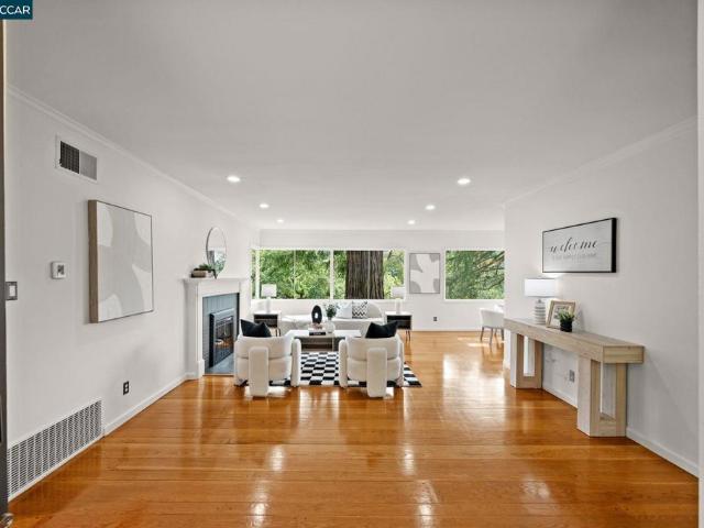 13 La Plaza Dr