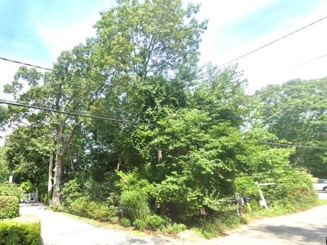 13 Lake Dr, Sag Harbor, NY 11968