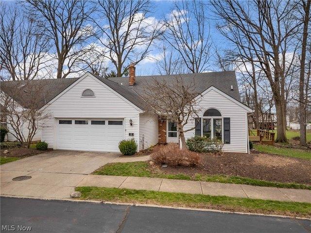 13 Laurel Dr, Rocky River, OH 44116