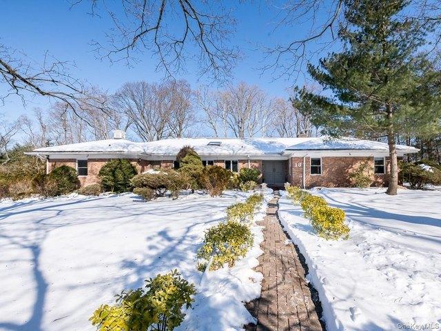 13 Lighthouse Rd, Great Neck, NY 11024