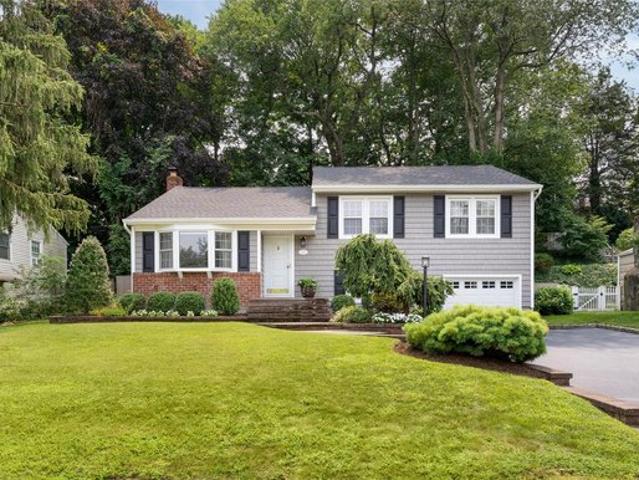 13 Longford St, Huntington, NY 11743