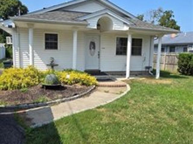 13 Manor Dr, Shirley, NY 11967