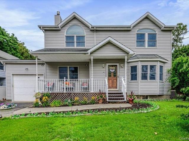 13 Meadow Ln, Bayville, NY 11709