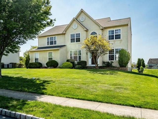 13 Meadowside Dr, Douglassville, PA 19518