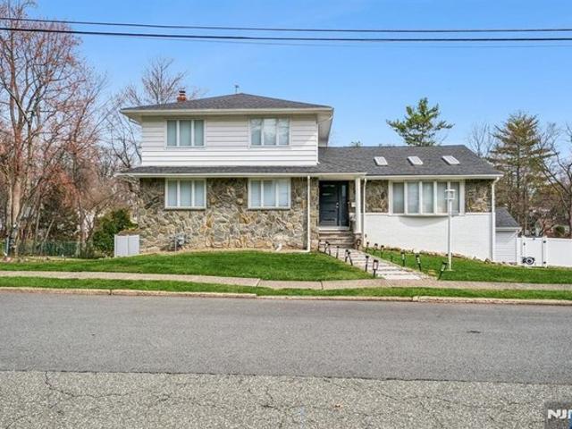 13 Munsey Rd, Emerson, NJ 07630