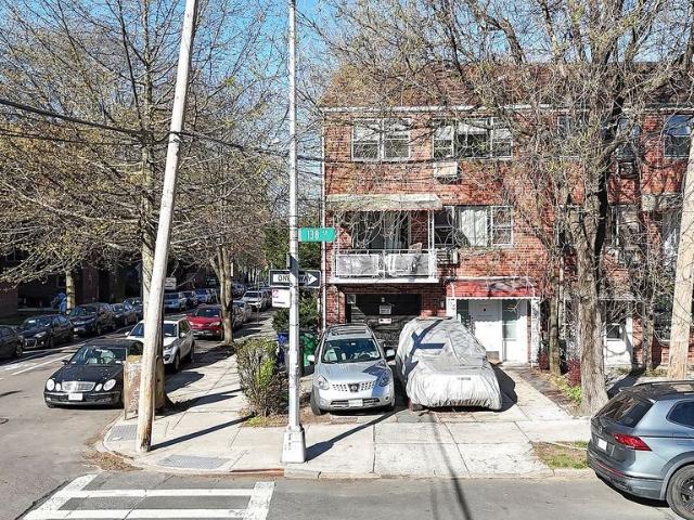13 room luxury Townhouse for sale in Queens, New York