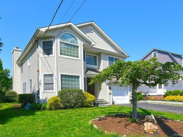 13 Sheppard St, Glen Head, NY 11545