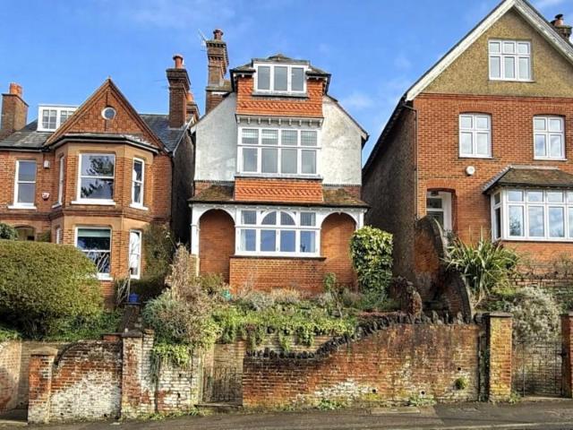 13 South Hill, Guildford GU1 1 bed apartment to rent £1,550 pcm £358 pw