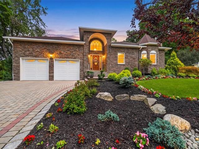 13 Spruce Ln, West Nyack, NY 10994