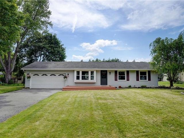 13 Sunridge Dr, Rochester, NY 14624