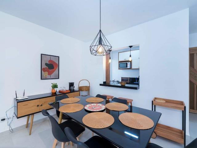 13B Apartamento com Vista ao Mar para até 06 pessoas na avenida principal de Bombinhas SC