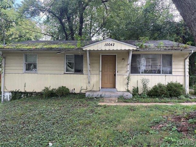 10042 Green Valley Dr, Saint Louis, MO 63136