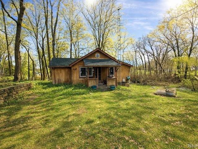 10044 Locust Dr, Tyrone Township, MI 48430