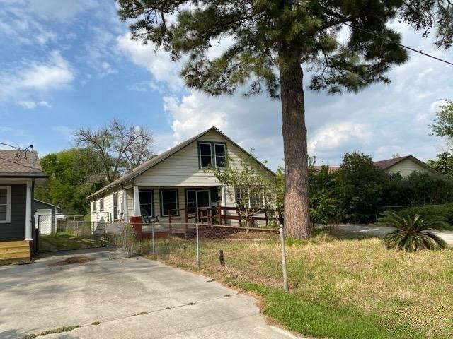 1004 McCall Ave, Conroe, TX 77301