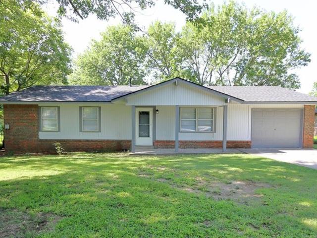 1004 NE 9th St, Wagoner, OK 74467