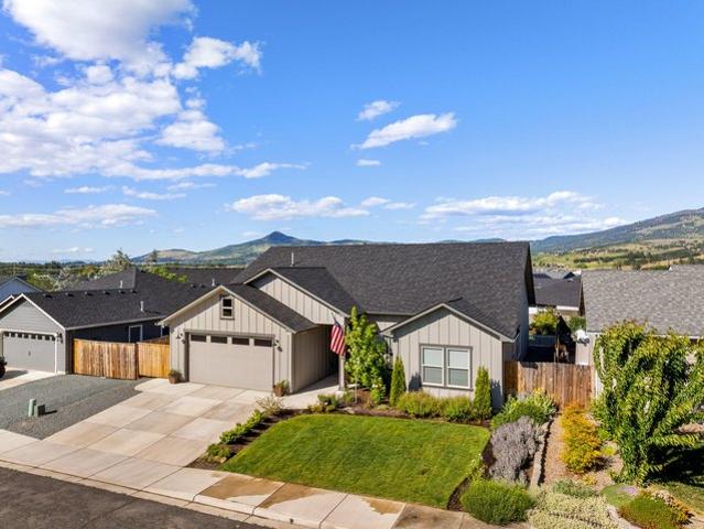 1004 Arana Dr, Phoenix, OR 97535