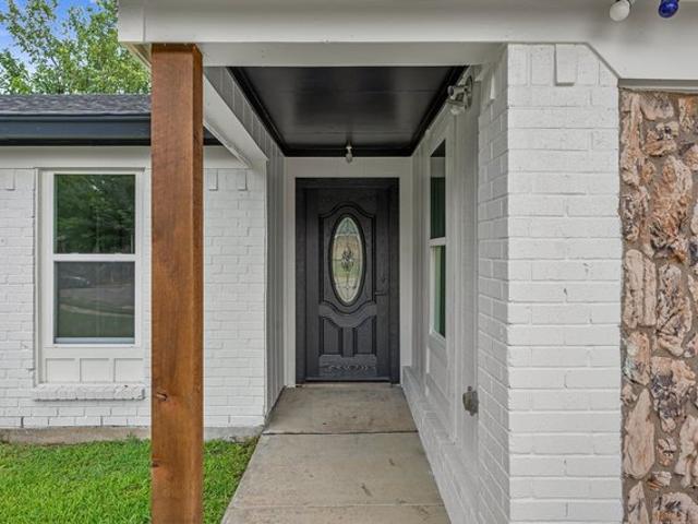 1004 E Georgian Rd, Saginaw, TX 76179
