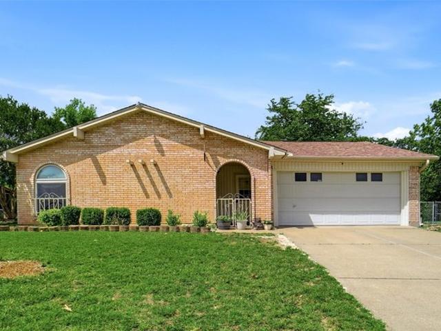 1004 Gladstone Ave, Azle, TX 76020