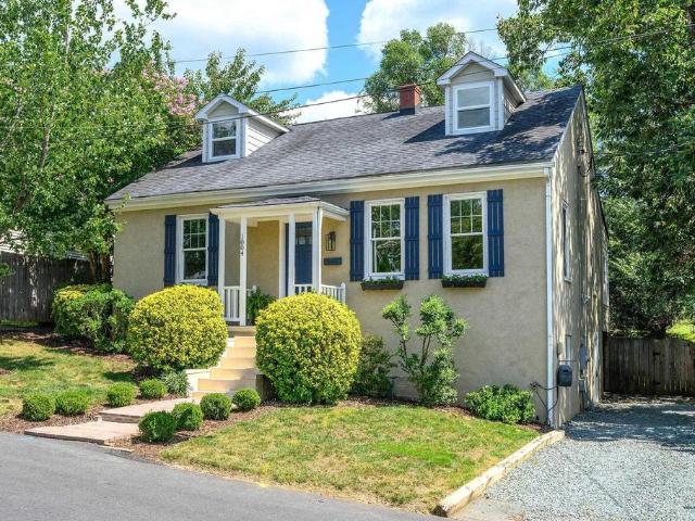 1004 Rayon St