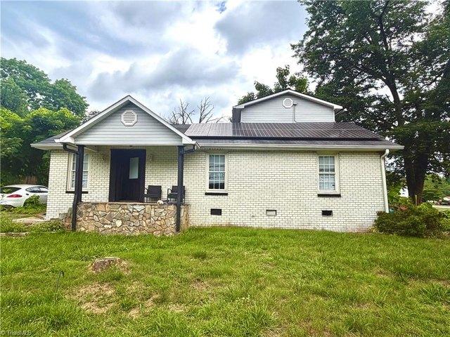 1004 Roach St, Mayodan, NC 27027