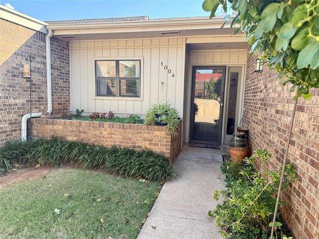 1004 Scissortail Dr, Clinton, OK 73601