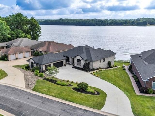 1004 Waters Edge Dr, Columbiana, OH 44408