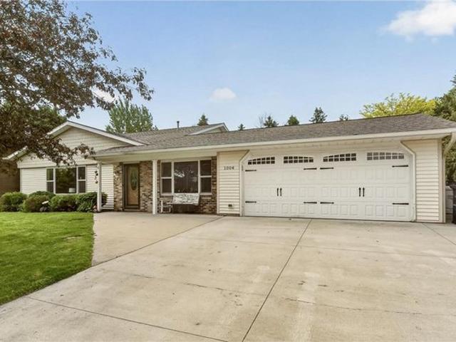 1004 6th St NW, Dodge Center, MN 55927