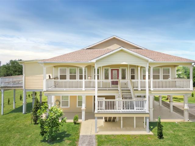 1004 8th St, Dickinson, TX 77539 | Compass