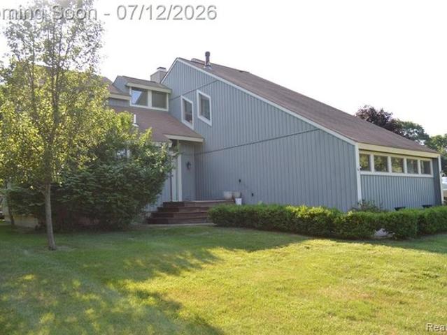 10055 Walnut Hill Dr, Springfield Township, MI 48350
