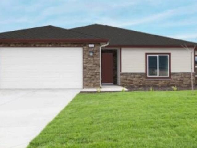 1005 N Cypress St, Woodlake, CA 93286