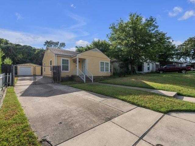 1005 Clarence St W, Fort Worth, TX 76117