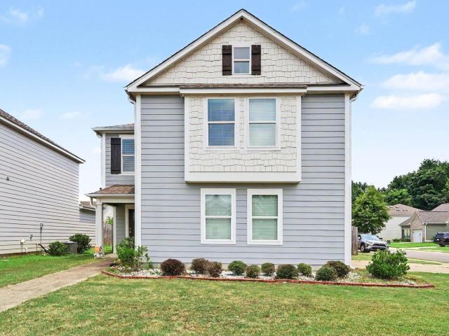 1005 Hawthorn Lane
