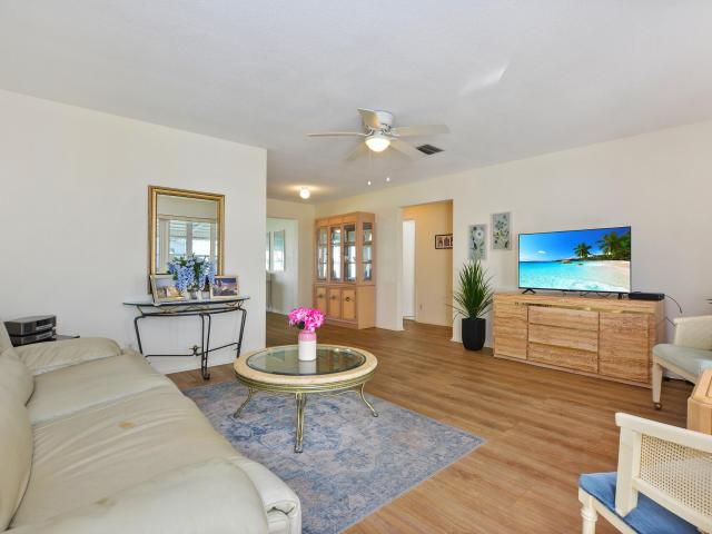1005 Siesta Ave, Boynton Beach, FL 33426 | MLS #R11169