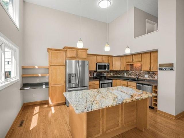 1005 W 105th St, Bloomington, MN 55431