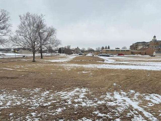1005 W 13th St, Vinton, IA 52349