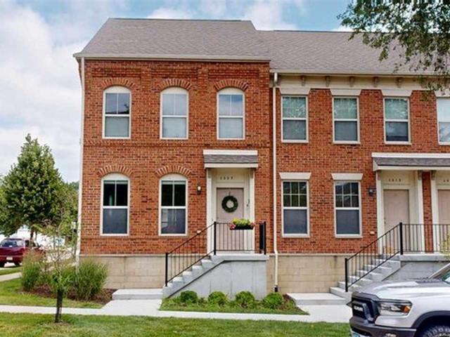 1005 Walker Cir, Iowa City, IA 52245