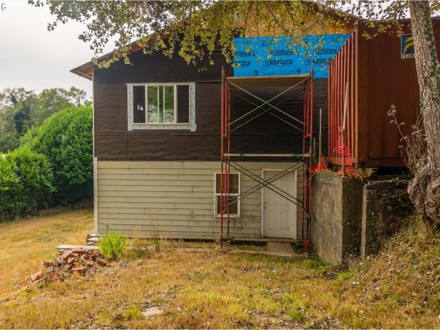1005 Yew AVE
