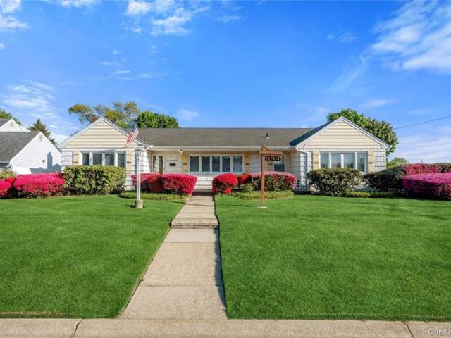 1005 3rd St, West Babylon, NY 11704