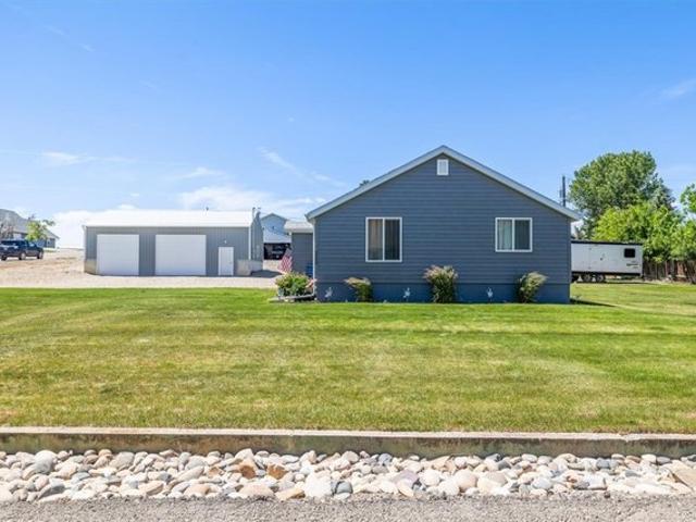 1005 4th St W, Roundup, MT 59072