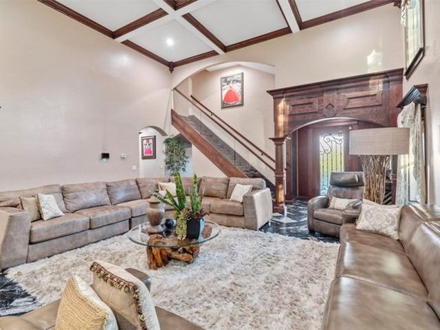 1006 Manning St, Grand Prairie, TX 75051