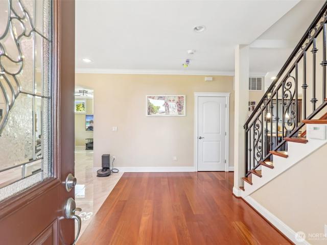 1006 N 28th Place