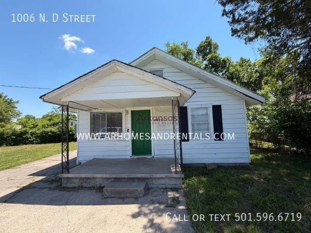 1006 N. D Street | 3 Bedrooms | 1 Bathroom * 1/2 Off First Month's Rent!