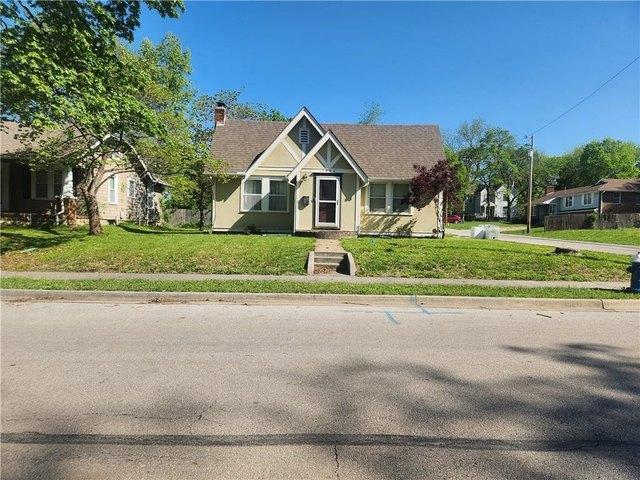1006 E Pearl St, Harrisonville, MO 64701