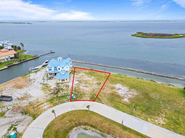 1006 Isle Dr, Rockport, TX 78382