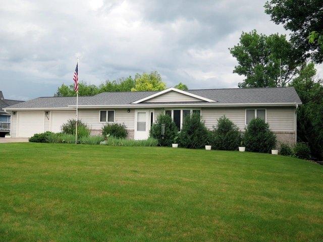 1006 Ridgewood Dr, Decorah, IA 52101