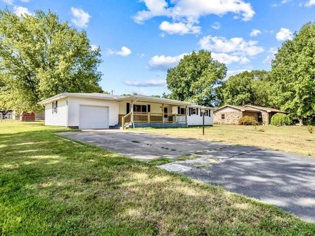 1006 Sunset St, Aurora, MO 65605