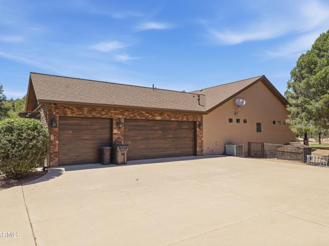 1006 w rock springs circle