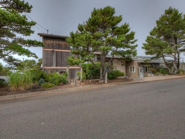 1007 NW Lake St, Newport, OR 97365