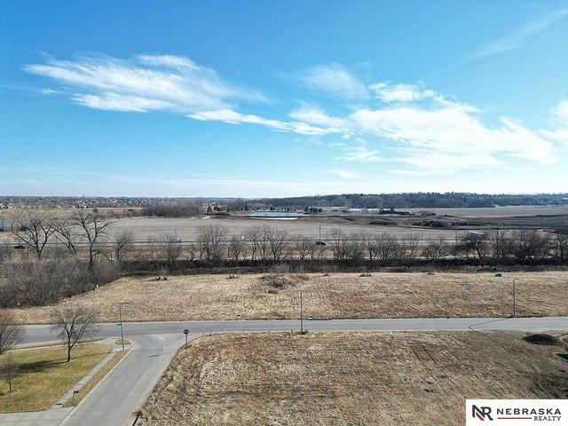 1007 Patricia Dr, Papillion, NE 68046